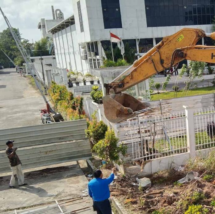 Tim Terpadu Bongkar Pagar PT Indo Batam Ekatama di Atas Lahan Milik PT ...